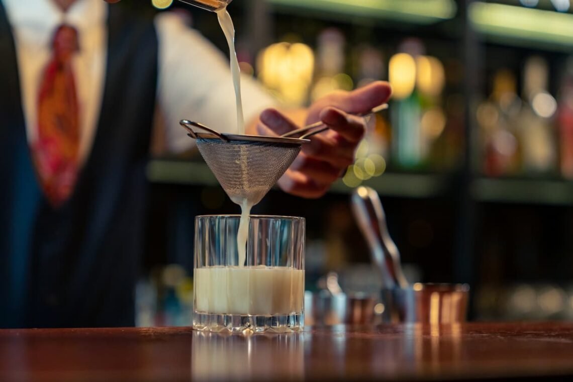 Etiquette Rules for Cocktail Party | Alchemiq Blog